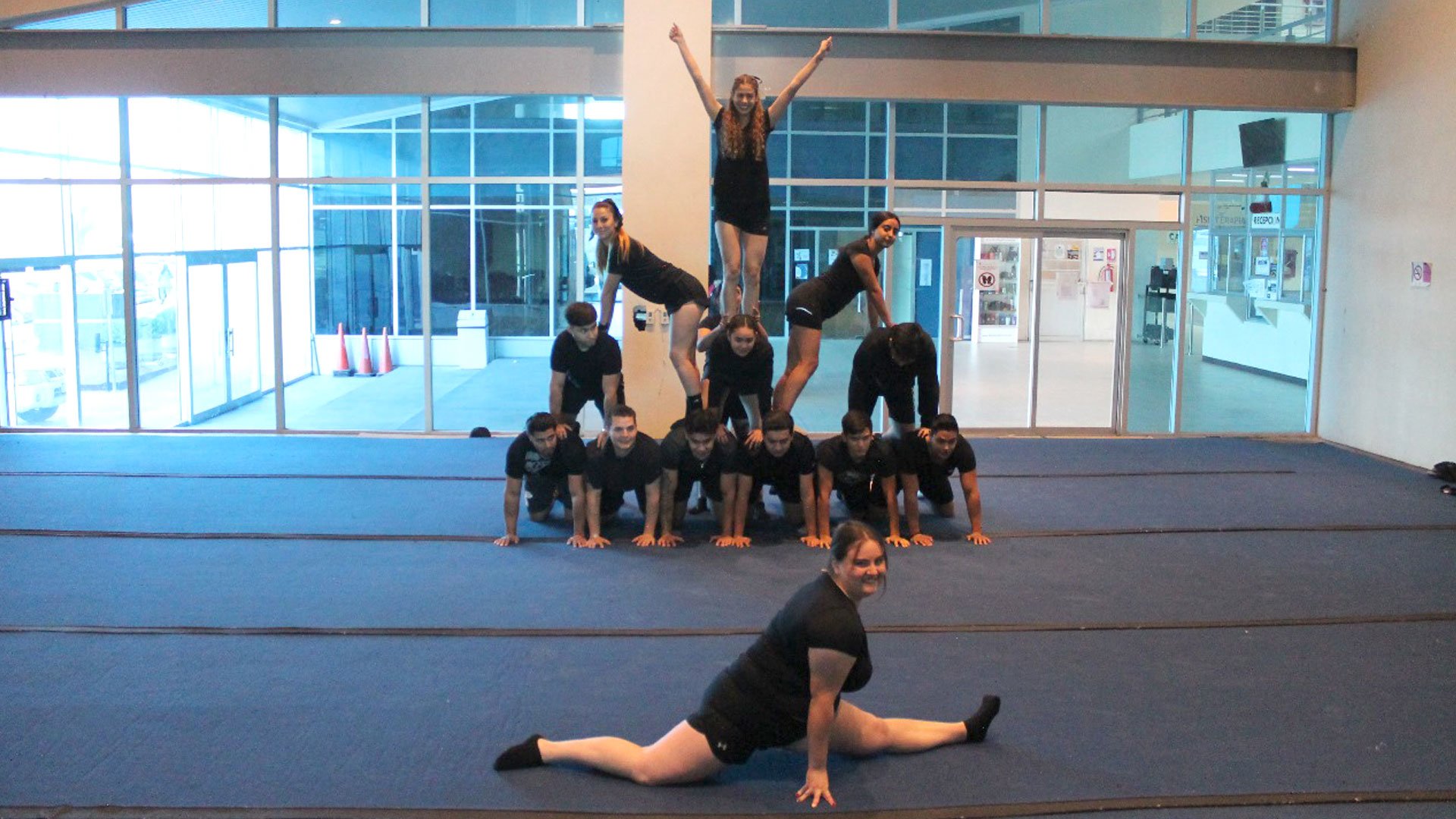 Realizan alumnos de Facultad de Ciencias de la Cultura Física concurso de pirámides humanas