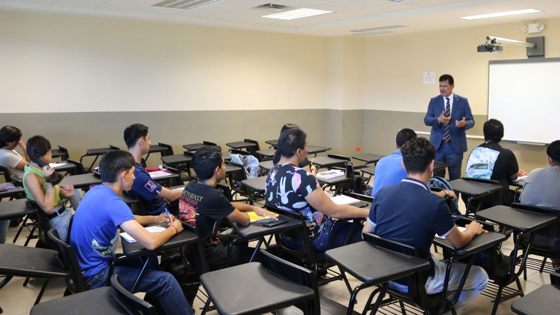Director de FCCF recorre aulas para dar la bienvenida a estudiantes